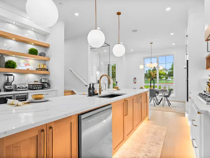 Rare | Hot Tub | Lux 3 Br | 1m+ Home Mins To Dt - Calgary