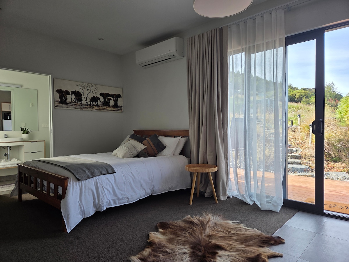 Alpine Studio Escape | Mountain Views & Walks - Guest suites for Rent ...
