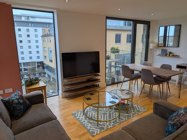 Spacious 2-bedroom Apartment In Ealing Broadway - Hounslow