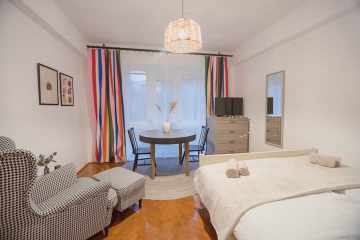 Vibrant & Cozy: A Colorful Bratislava Base - Bratislava