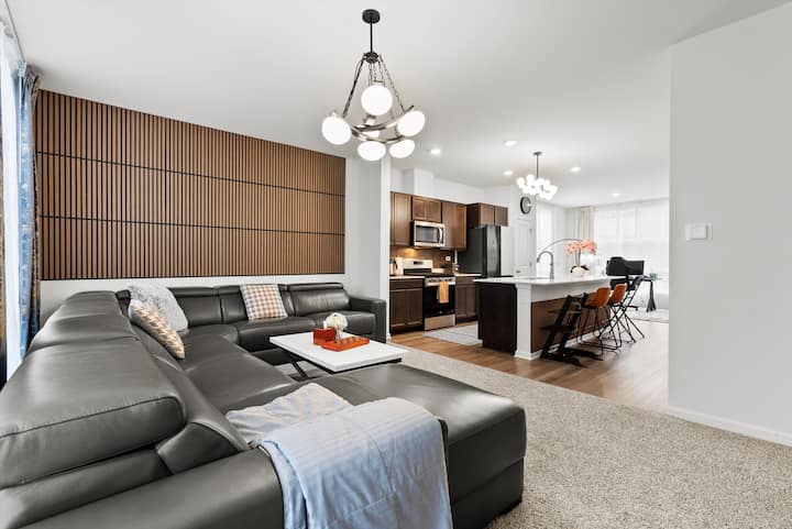 Cozy 3-bedroom Townhouse In Prime Lombard Location - Downers Grove, IL