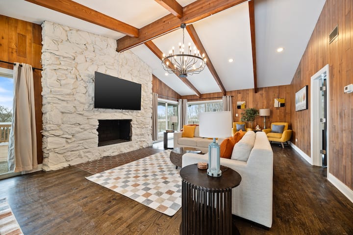 Spacious Orland Park Peaceful Retreat — Sleeps 13! - Orland Park, IL