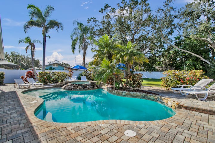 Tropical Getaway • Lagoon Pool, Spa & Big Yard - Indian Rocks Beach, FL