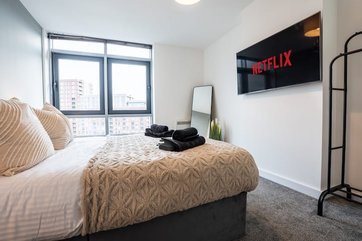 City 2 Bed Apt With Balcony Discounted Long Stays - Leeds