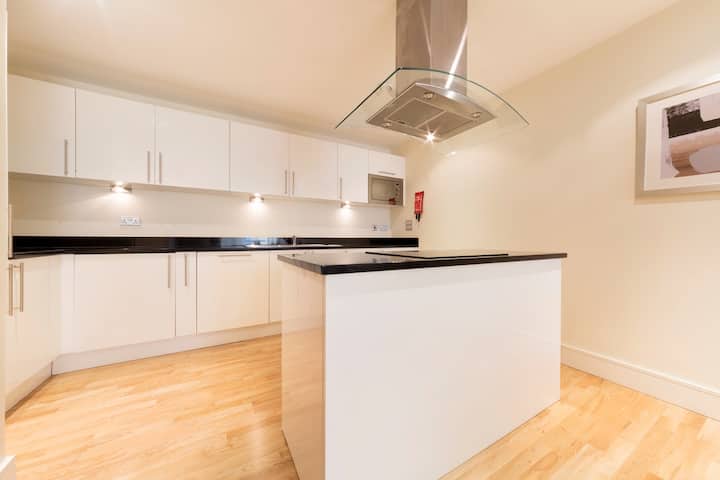 2-bed Flat By South Quay Dlr | Canary Wharf - Greenwich