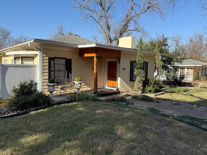 Spacious Bungalow Hideaway Desirable Sayles Area - Abilene, TX