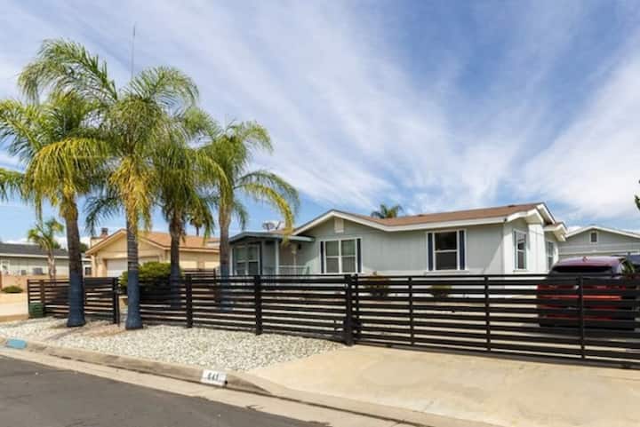 Beautiful Cozy Gateway3 Bedroom Home - Perris, CA