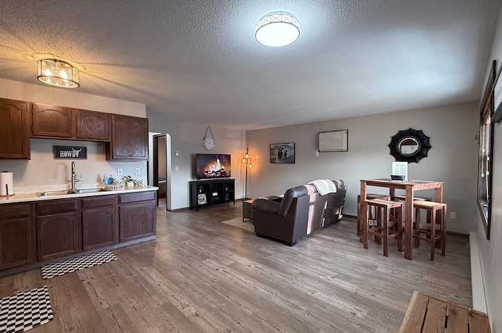 Hub City Hideaway Supreme Queen Suite. - Aberdeen, SD