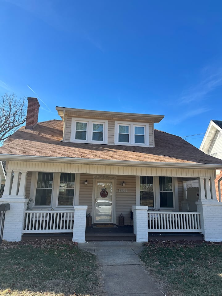 Classic Porchside Retreat In A Quiet Neighborhood - Lynchburg, VA