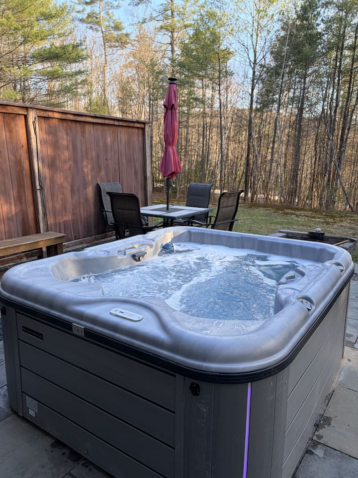 Modern & Comfy Mountain Retreat | Private Hot Tub! - Campton, NH
