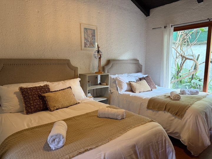 Muy Cerca Del Parque Con Parqueo Para 2 Autos - Pastores