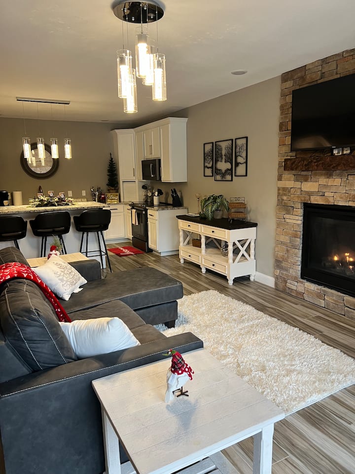 Private, Elegant Getaway Surrounded By Nature - Joplin, MO