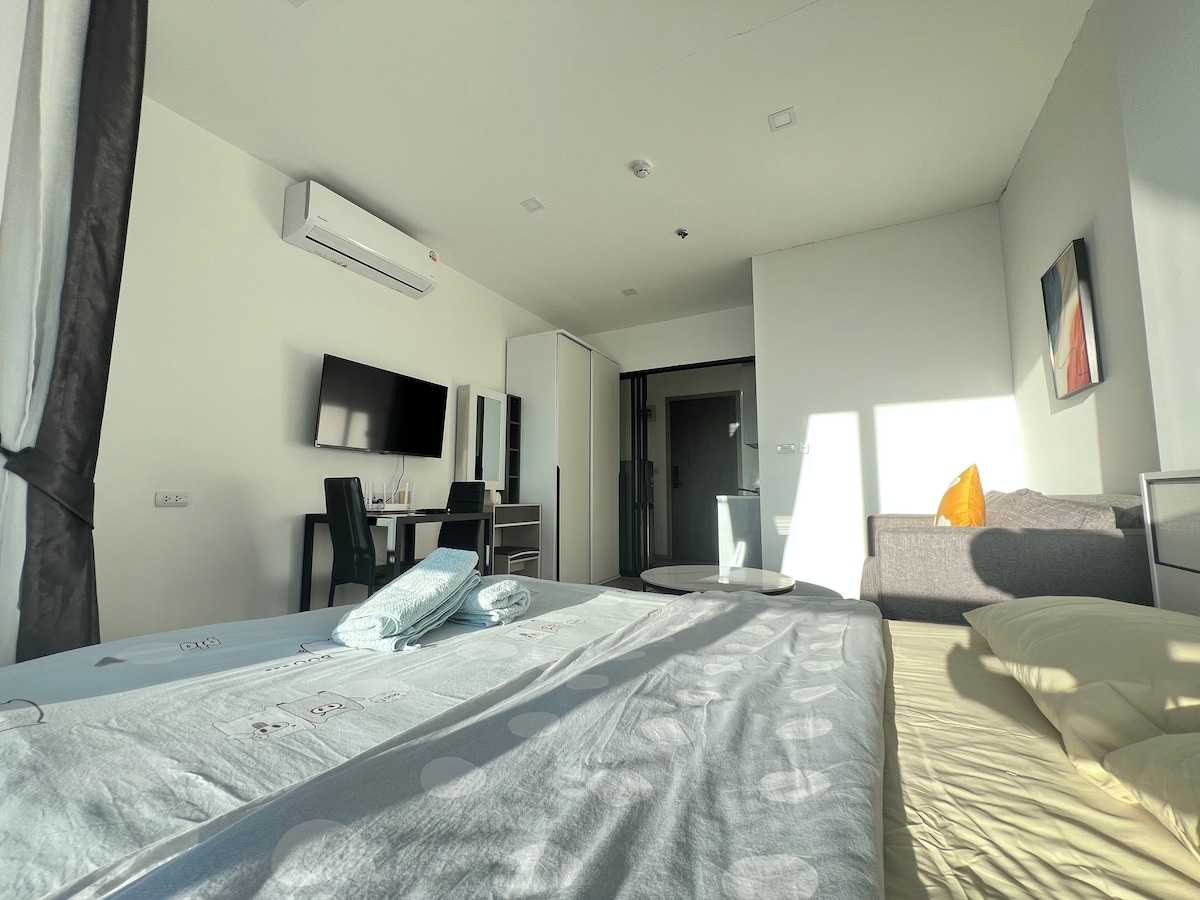 TheRich near large supermarkets, airport express, downstairs 711, WiFi ...