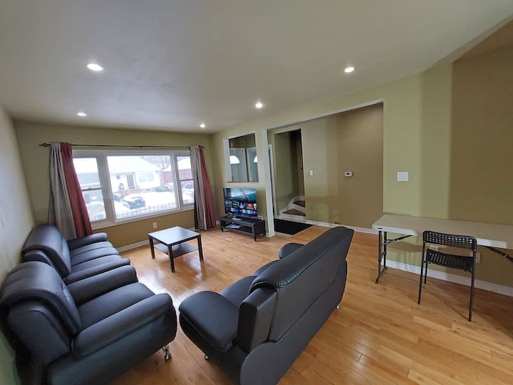 Spacious 4 Bedroom Home Close To Downtown & Hwy401 - Toronto, ON