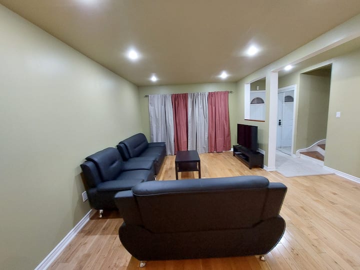Spacious 4 Bedroom Home Close To Downtown & Hwy401 - Toronto, ON