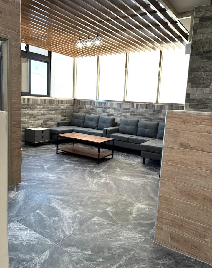 全新電梯包棟6樓8戶可停8台車 亦可租單間可住20人以上line:lovesunlovesun - Tainan City