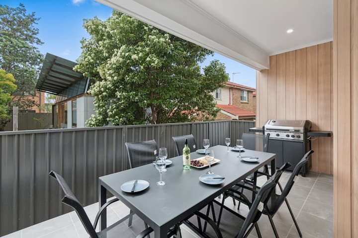 Salthaven Escape—thirroul’s Modern Beach Base - Austinmer