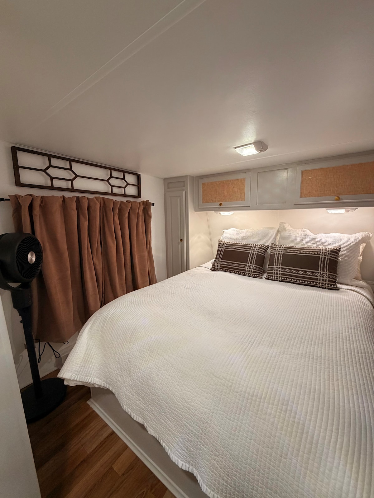 Sunset Hideaway - Campervans/Motorhomes for Rent in Springtown, Texas ...