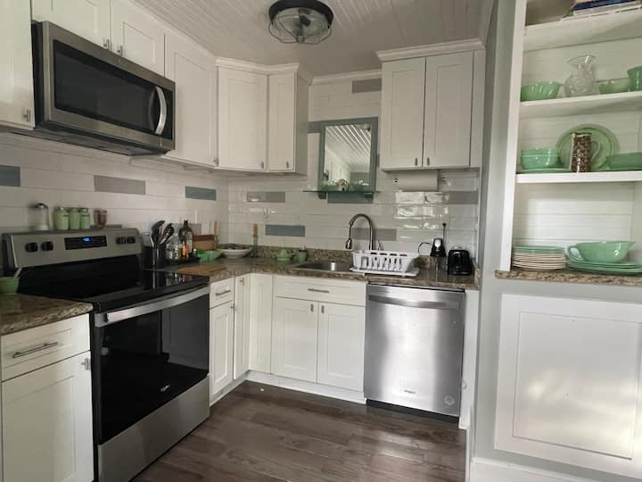 3br Downtown Bungalow+ Free Parking - Savannah, GA