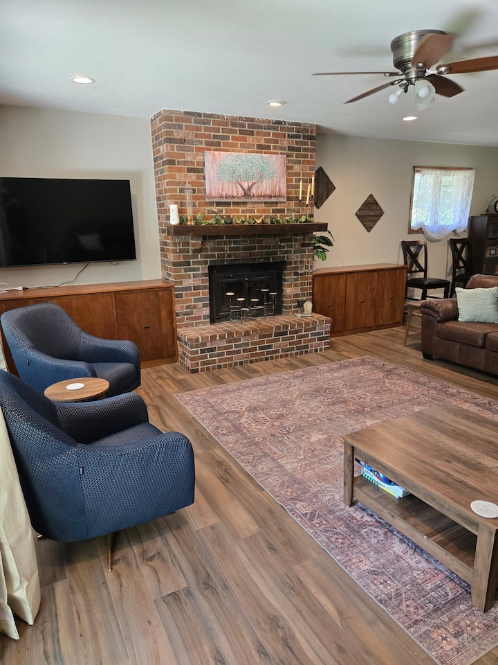 Modern Lincoln Retreat Near Stadium & Downtown - Lincoln, NE