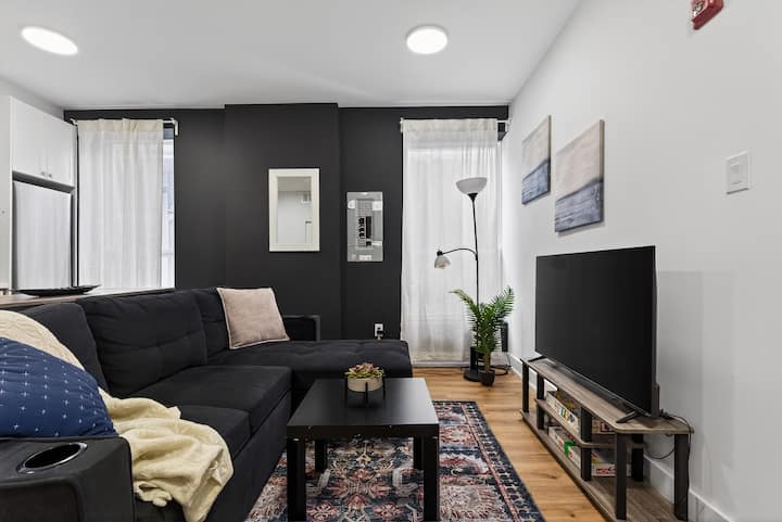 Sleeps 4 | Queen + Pullout Sofa | Near Td Coliseum - カナダ ハミルトン