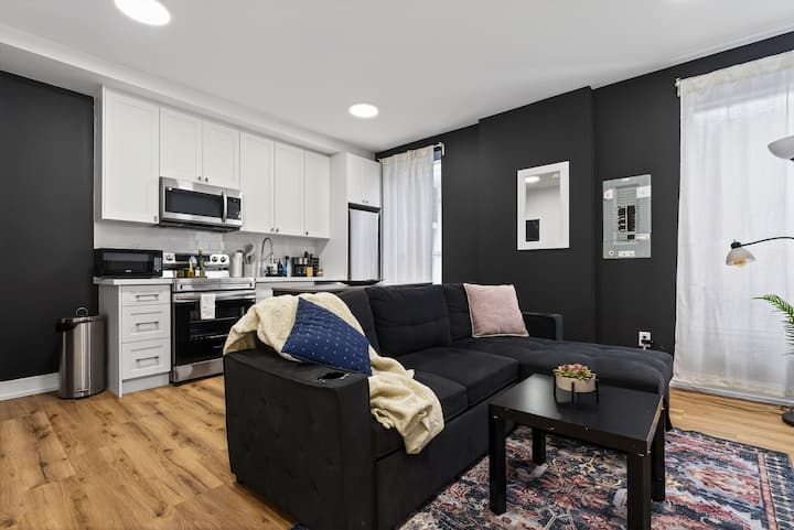 Sleeps 4 | Queen + Pullout Sofa | Near Td Coliseum - Hamilton