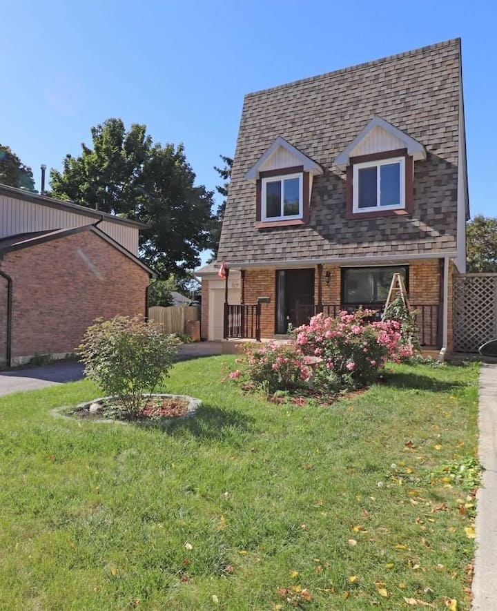 Entire Detached House; 2 Bedrooms; 3 Parkings - Pickering