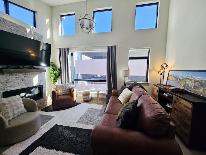 4th Street Alpine Loft - New - Downtown Ski Hub - Silverthorne, CO