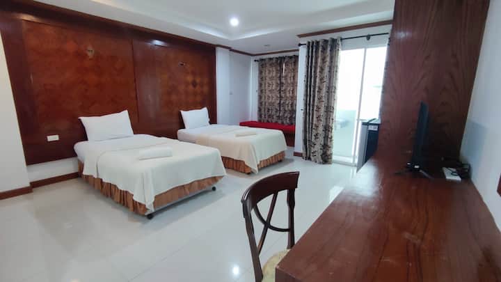 เตียงแฟดใกล้ตลาดโอทอป และหาดป่าตอง - Patong Beach