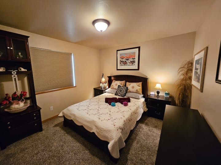 Colonial Room - Gourmet Breakfast - Single Room - Bozeman, MT