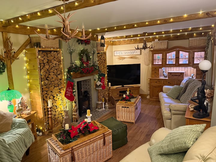 Detached Property, Beams, Hot Tub Large Garden - Weymouth