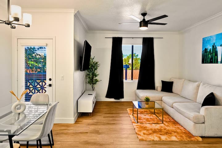 Stylish 1-br Escape With Heated Pool&top Amenities - Guadalupe, AZ