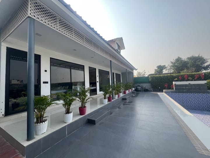Luxury 4-bedroom Farmhouse With Private Pool - Faridabad