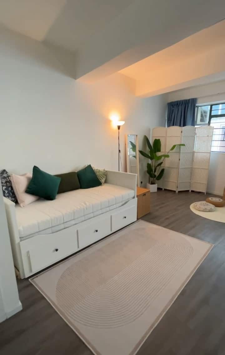 Spacious Studio On Lively Hollywood Road - Hong Kong