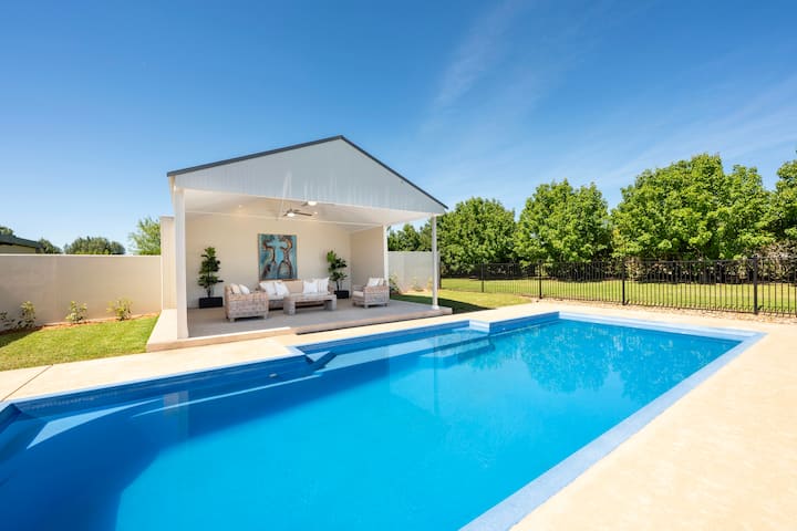Putta Bucca Manor—poised Poolside Country Living - Mudgee