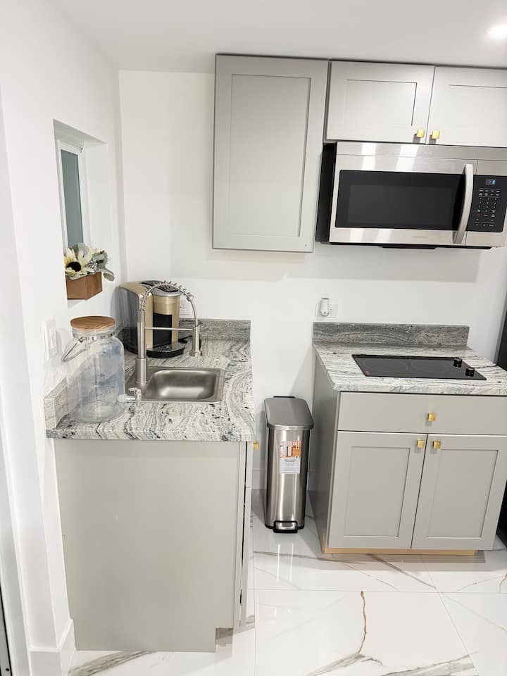Luxury Private Studio · Near Beach & Airport - Hollywood, FL