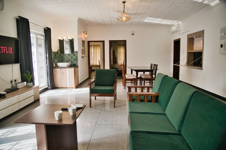Spacious Retro-modern 2br Home — Panampilly Nagar - Kochi