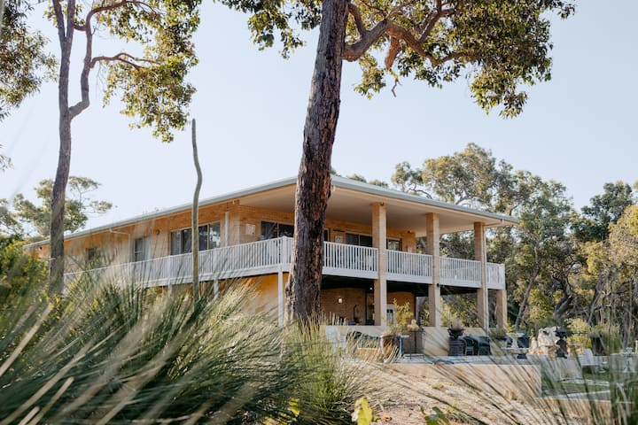 Eagle Bay Eyrie - Walk To Beach + Pet-friendly - Dunsborough