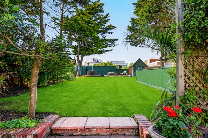 6 Bed Southbourne Beach Home, Hot Tub, Garden & Ev - Christchurch, UK