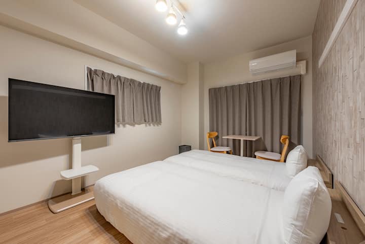 地下鉄呉服町駅より徒歩4分。マンションの一室に1kスタイルのツインルーム23㎡(シングルベッド2台) - Fukuoka