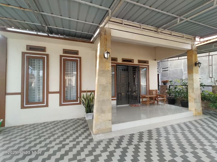 Rumah Keluarga Yang Nyaman Di Tengah Kota - Pariaman