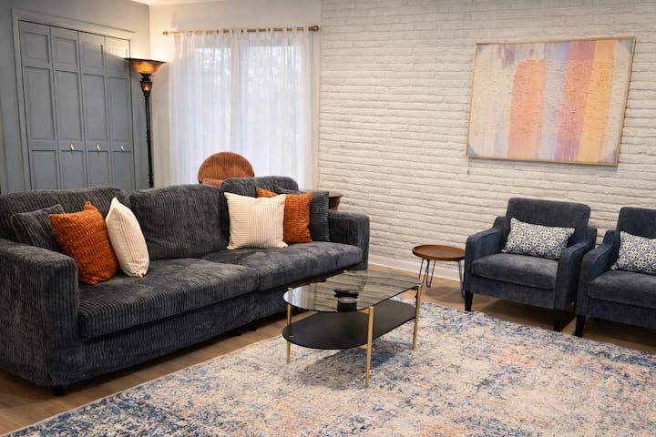 Home In Carmel Center - Carmel, IN