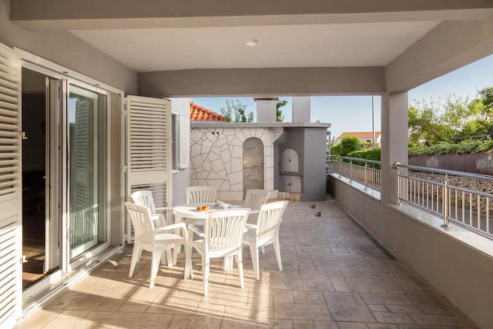 Villa Laura 2br Apartment W/ Terrace - Primošten