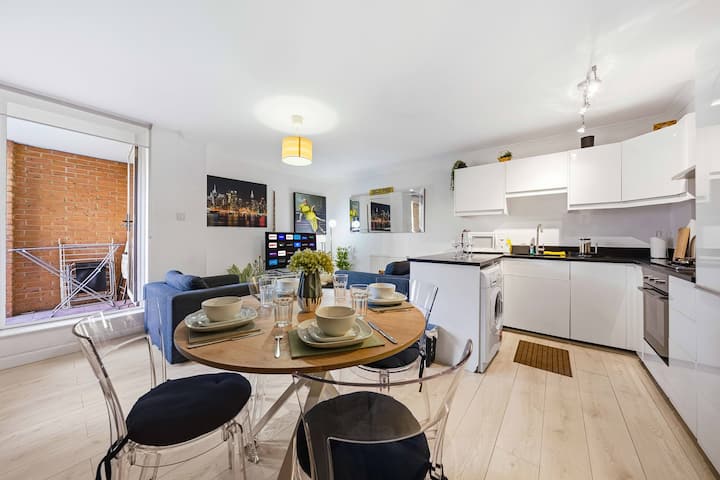 London Central 2bd En-suite W/parking & Balcony - London