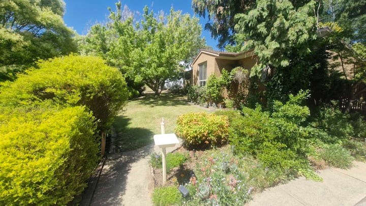 Cozy 3b And Spacious Home In Heart Of Canberra! - Canberra