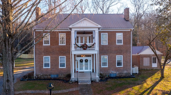 Historically Hanging With The Hatmakers - McMinnville, TN