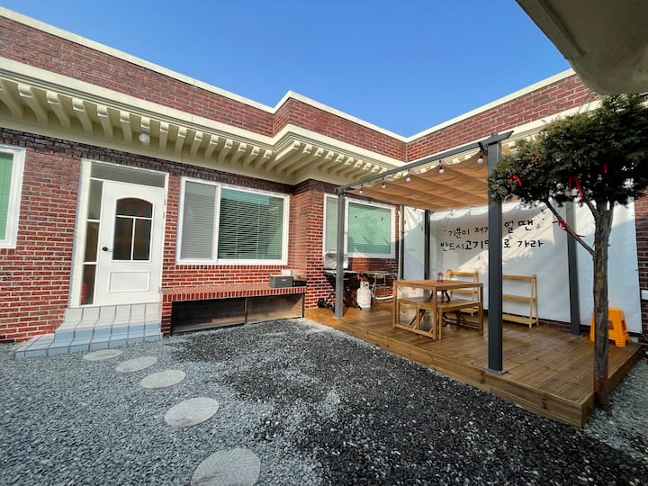 80평 독채/마당넓은집/황리단길/황오동중심/마당바베큐/가족모임/침대6개/온돌1/집앞무료주차 - Gyeongju-si