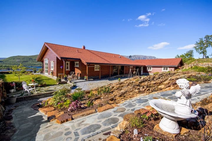 Flott Hus Med Flott Hage Og Utsikt - Noruega