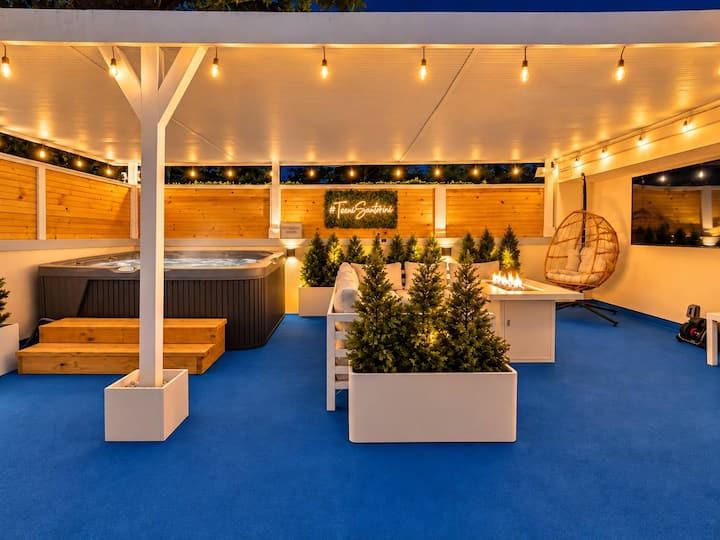 600 Sq Ft Rooftop Hot Tub + Sauna - Charlotte, NC