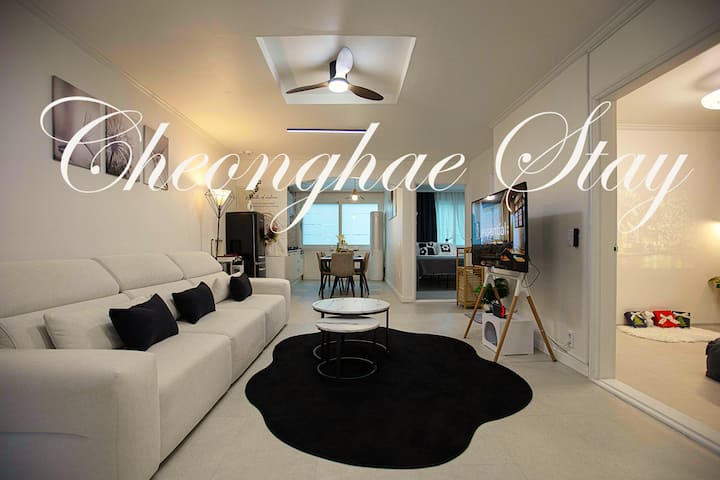 [12월 오픈특가]주차0/포항영일대해변 도보2분/6인숙소/홈시네마룸/퀸침대3/12시퇴실 - 우창동